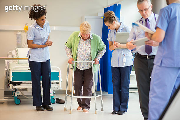 medical staff helping senior patient 이미지 (486810519) - 게티이미지뱅크