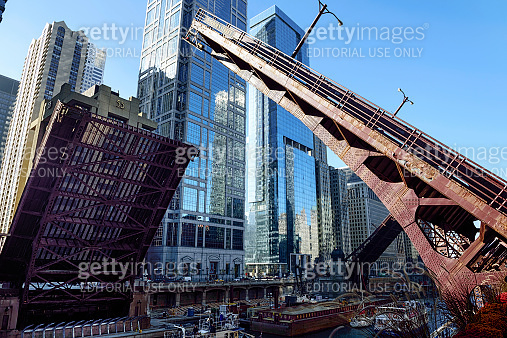 Dearborn Street Bridge raised across Chicago River (523919851) - 게티이미지뱅크