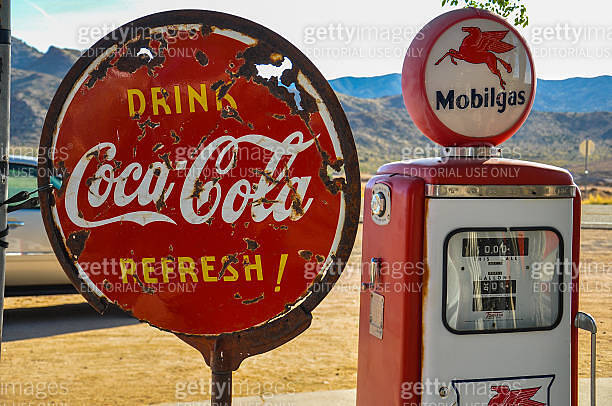 Retro gas pump and rusty coca-cola sign on route 66 (474857347) - 게티이미지뱅크