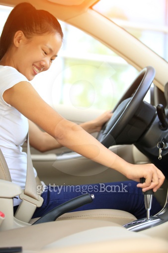 woman driver shifting the gear stick (512627157) - 게티이미지뱅크