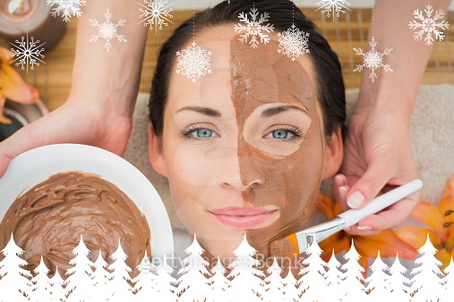 Peaceful brunette getting a mud facial applied 이미지 (524425225) - 게티이미지뱅크