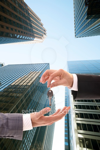 Handing over key 이미지 (466072557) - 게티이미지뱅크