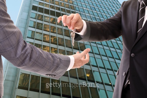 Handing over key 이미지 (474237171) - 게티이미지뱅크