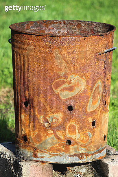 Image of rusty garden waste incinerator bin, on lawn grass 이미지 ...