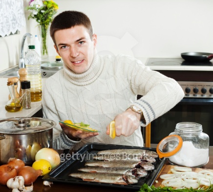 Handsome guy cooking raw fish with lemon 이미지 (465090447) - 게티이미지뱅크