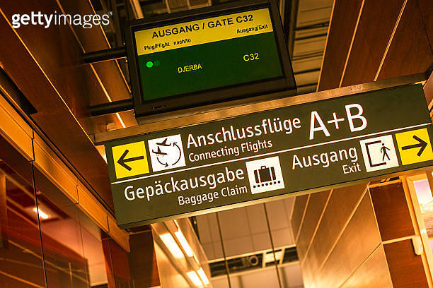Flight connection sign on the airport 이미지 (493378325) - 게티이미지뱅크