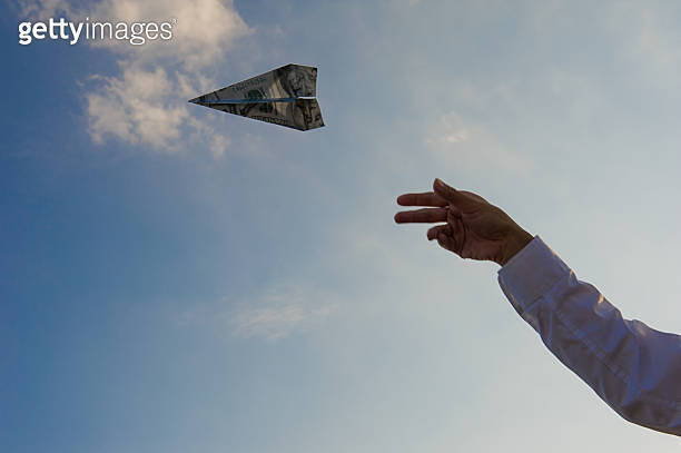 Person Throwing Paper Plane 이미지 (461163403) - 게티이미지뱅크
