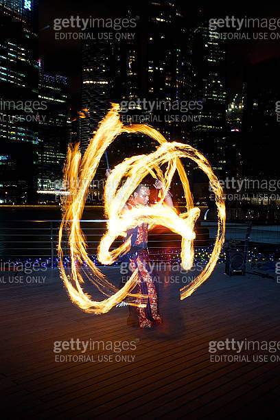 Fire Dancer with Fire Staff 이미지 (484373421) - 게티이미지뱅크