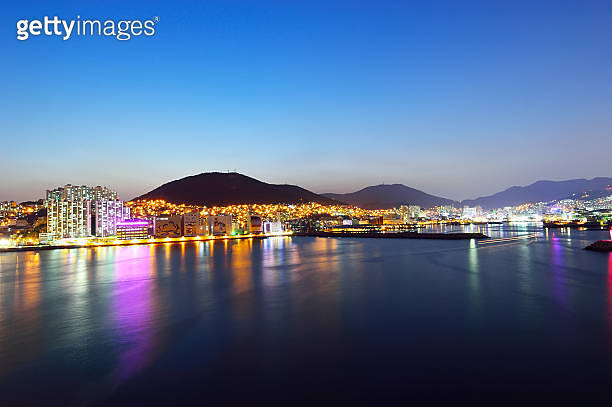 skyline at night with Seo-gu district in Busan, South Korea 이미지 ...