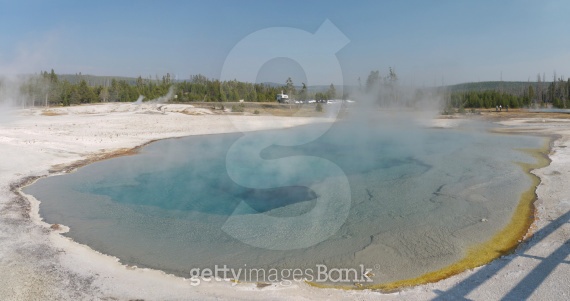 Rainbow pool in Yellowstone 이미지 (509700005) - 게티이미지뱅크