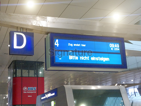 sign at railstation Frankfurt/M "Bitte nicht einsteigen" 이미지 (471501431 ...