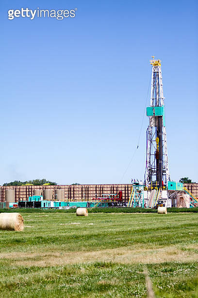 Oil Drilling Fracking Rig on a Hay Farm 이미지 (486365572) - 게티이미지뱅크