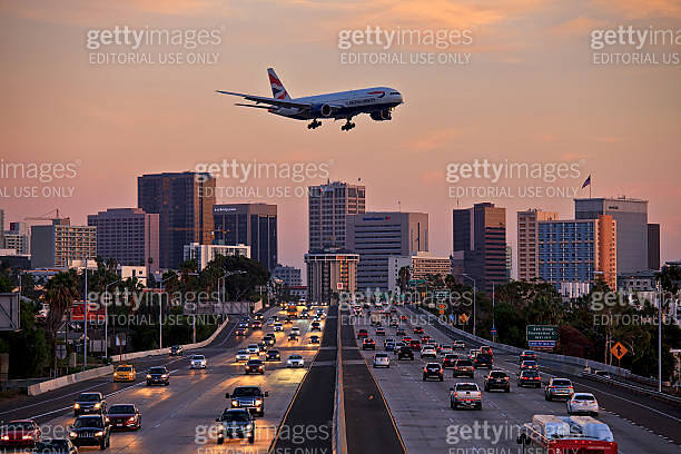 Jet aircraft on landing approach flying low over city freeway 이미지 ...