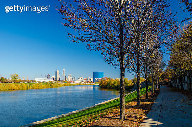 Indianapolis skyline with the White River and trees in autumn 이미지 ...