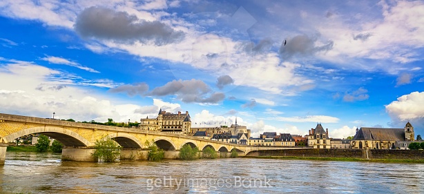 Amboise, village, bridge and medieval castle. Loire Valley, Fran 이미지 ...