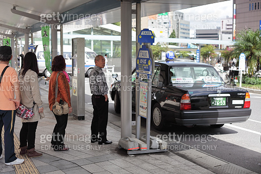 People in line at Taxi parking place 이미지 (471582237) - 게티이미지뱅크