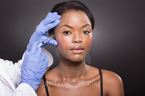 cosmetic surgeon injecting african american girl face 이미지 (476403338 ...