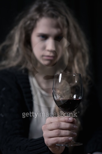 Portrait of alcoholic woman (501812134) - 게티이미지뱅크