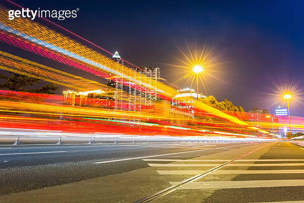 light trails of intersection 이미지 (531466067) - 게티이미지뱅크