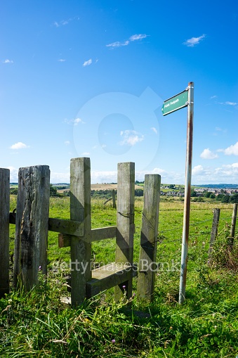 Public footpath sign post 이미지 (500462428) - 게티이미지뱅크