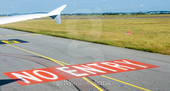 no entry sign at the runway 이미지 (488490838) - 게티이미지뱅크