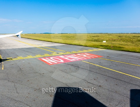 no entry sign at the runway (488491406) - 게티이미지뱅크