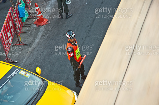 security Guard at the main road is regulating the traffic 이미지 ...