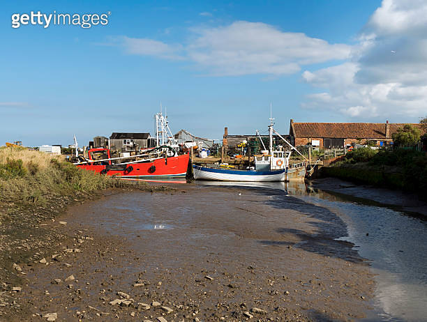 Brancaster Staithe harbour at low tide 이미지 (491767902) - 게티이미지뱅크