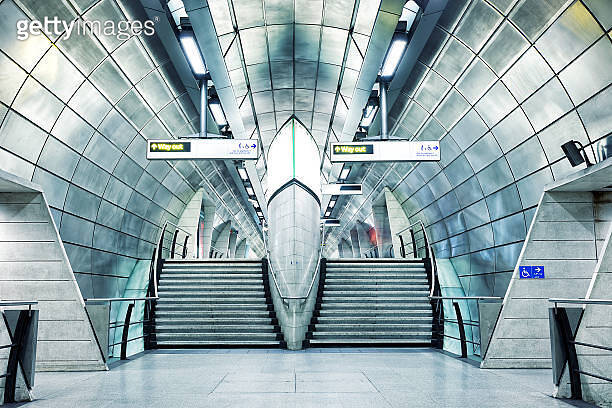 Futuristic Underground Station in London, England 이미지 (538812255) - 게티이미지뱅크