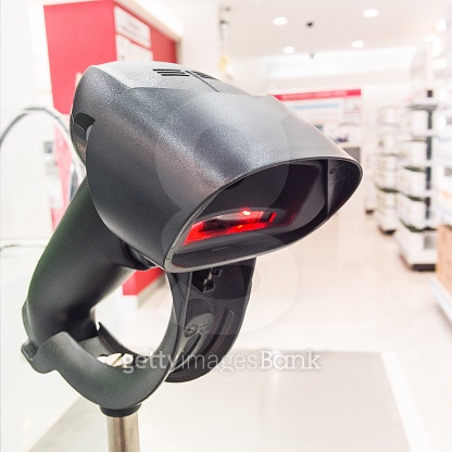 barcode scanner in shop 이미지 (476574688) - 게티이미지뱅크