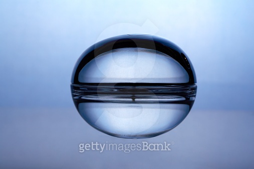 Perfume bottle hanging in blue space 이미지 (465095162) - 게티이미지뱅크