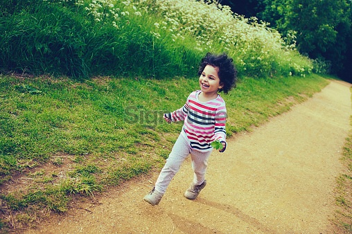 Child (3-4) Running Freely in Park 이미지 (477446750) - 게티이미지뱅크