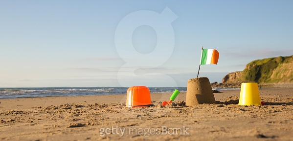 Beach, sea with orange bucket, sandcastle and Irish flag 이미지 (479187924 ...