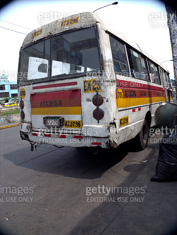 Typical old battered bus on street in Lima (489345436) - 게티이미지뱅크