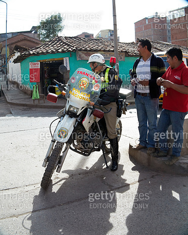 Peruvian motorcycle policeman on duty in Cuzco 이미지 (472032793) - 게티이미지뱅크