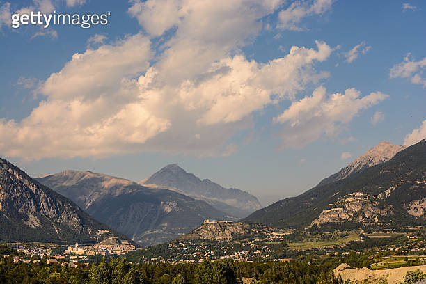 Briancon fortified city skyline summer landscape (485453986) - 게티이미지뱅크