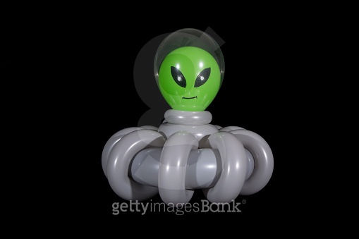 Inflated balloon alien in a spaceship 이미지 (498944316) - 게티이미지뱅크