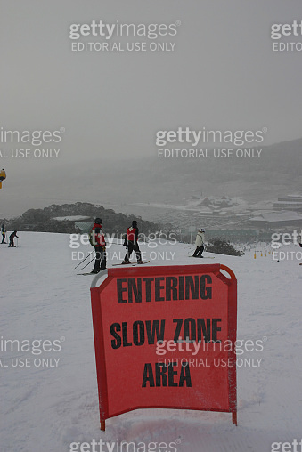 Slow Zone Sign at Perisher (466216102) - 게티이미지뱅크