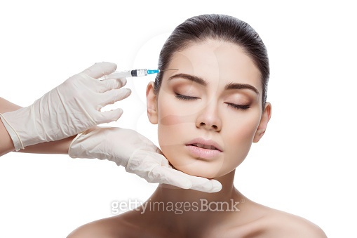 Woman gets collagen injection 이미지 (495037992) - 게티이미지뱅크
