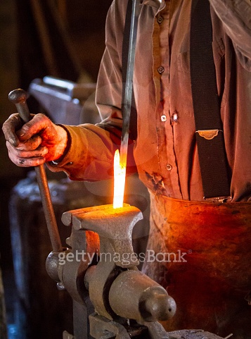 Blacksmith bending a hot metal rod 이미지 (470448360) - 게티이미지뱅크