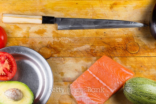 Fresh salmon filett with avocado and vegetables 이미지 (479590680) - 게티이미지뱅크