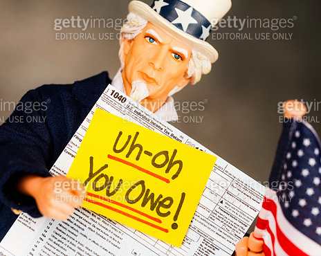 Tax Season: You Owe. Uncle Sam with US Form 1040 (534137913) - 게티이미지뱅크
