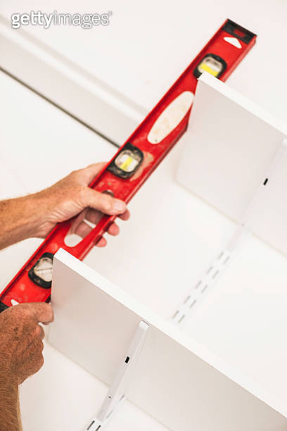 Home improvement and DIY. Using spirit level to check installation 이미지 ...