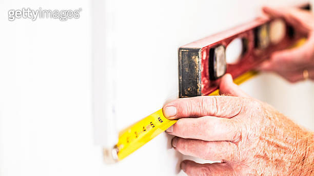 Home improvement and DIY. Using spirit level to check installation 이미지 ...