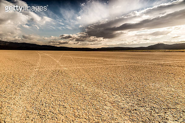 road trip nature landscape tire track 이미지 (499754393) - 게티이미지뱅크