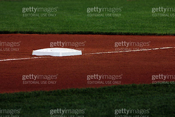 Third base on baseball field (496473963) - 게티이미지뱅크