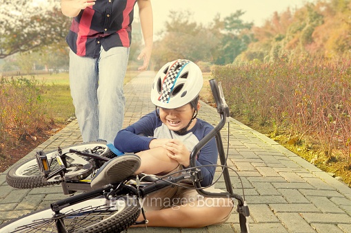 Child crying after falling from bicycle 이미지 (485478168) - 게티이미지뱅크