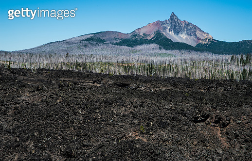 Volcano and lava fields in the central Oregon Cascade Mountains 이미지 ...