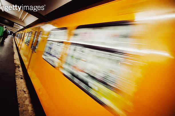 Incoming subway train 이미지 (496390926) - 게티이미지뱅크