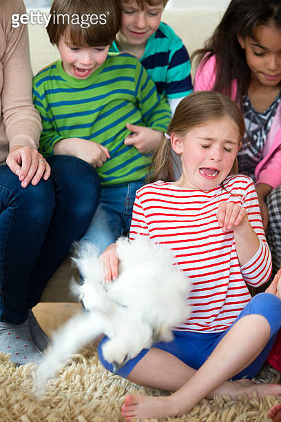Children With A Pet Chicken 이미지 (477031474) - 게티이미지뱅크